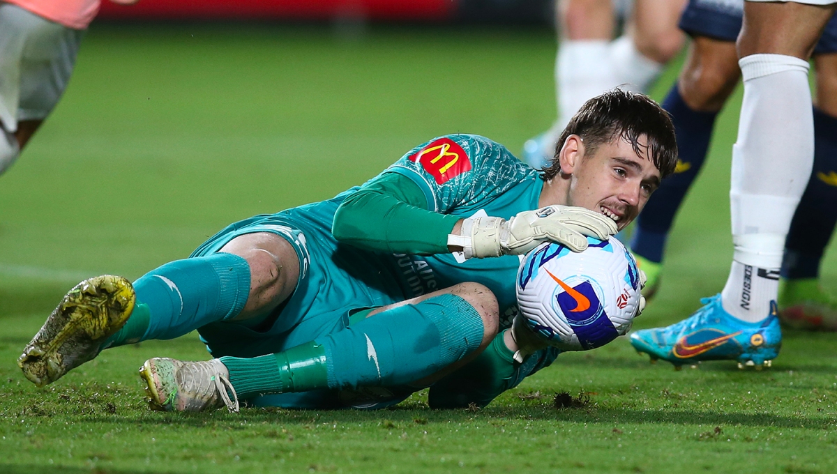 Steven Hall signs Reds scholarship contract - Adelaide United